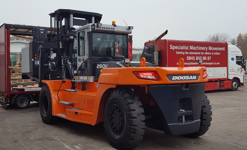 Mills CNC goes for heavy handling with Doosan’s gentle giant | Lifting ...