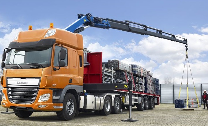 DAF is launching CF and XF 6×2 tractor units with a rear steering axle ...