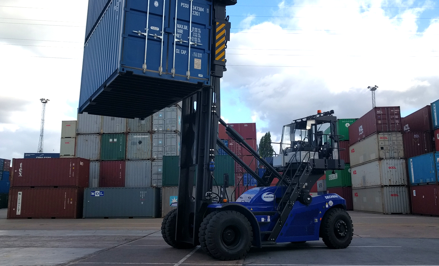 New container handler lands in Leeds | Containers UK Haulier